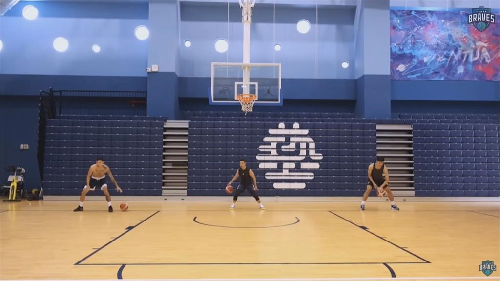 開訓驚見大咖學員！ PLG冠軍主帥練運球基本功｜四季線上4gTV