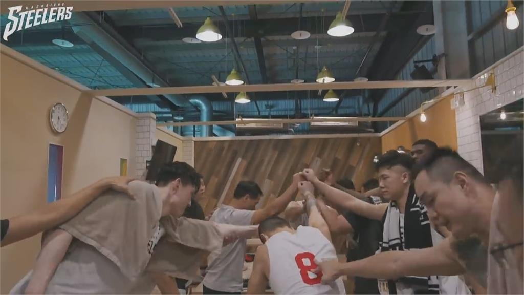 開訓驚見大咖學員！ PLG冠軍主帥練運球基本功｜四季線上4gTV