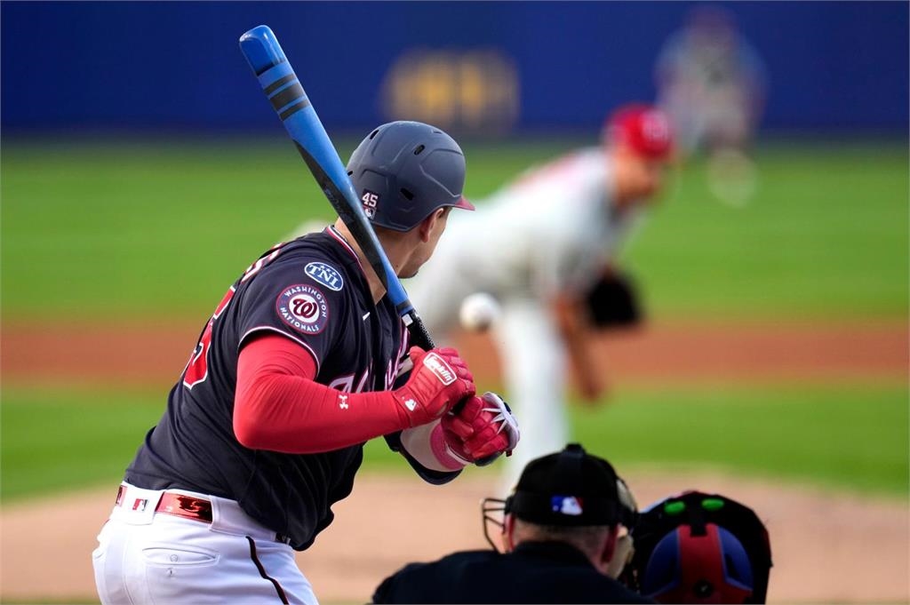 MLB／費城人二壘手拿「鉛筆上場打擊」引熱議！「超狂特殊設計」販售價格曝｜四季線上4gTV