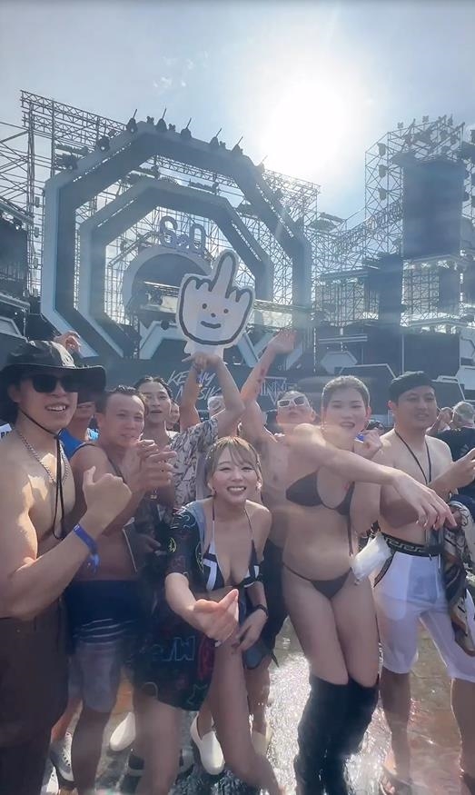 S2O比基尼妹子「這裡1條線」畫面曝光！性感值MAX讓旁人狂看｜四季線上4gTV