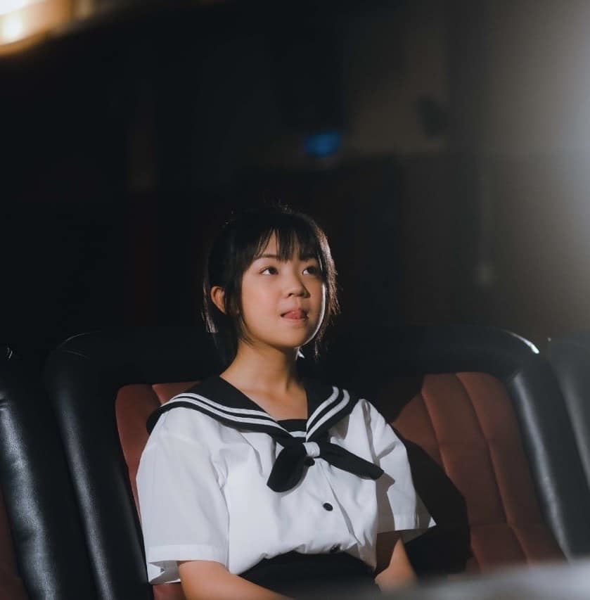 《俗女》小嘉玲「JK水手服」曝光！激萌「粉嫩吐舌」融化網：越來越漂亮｜四季線上4gTV