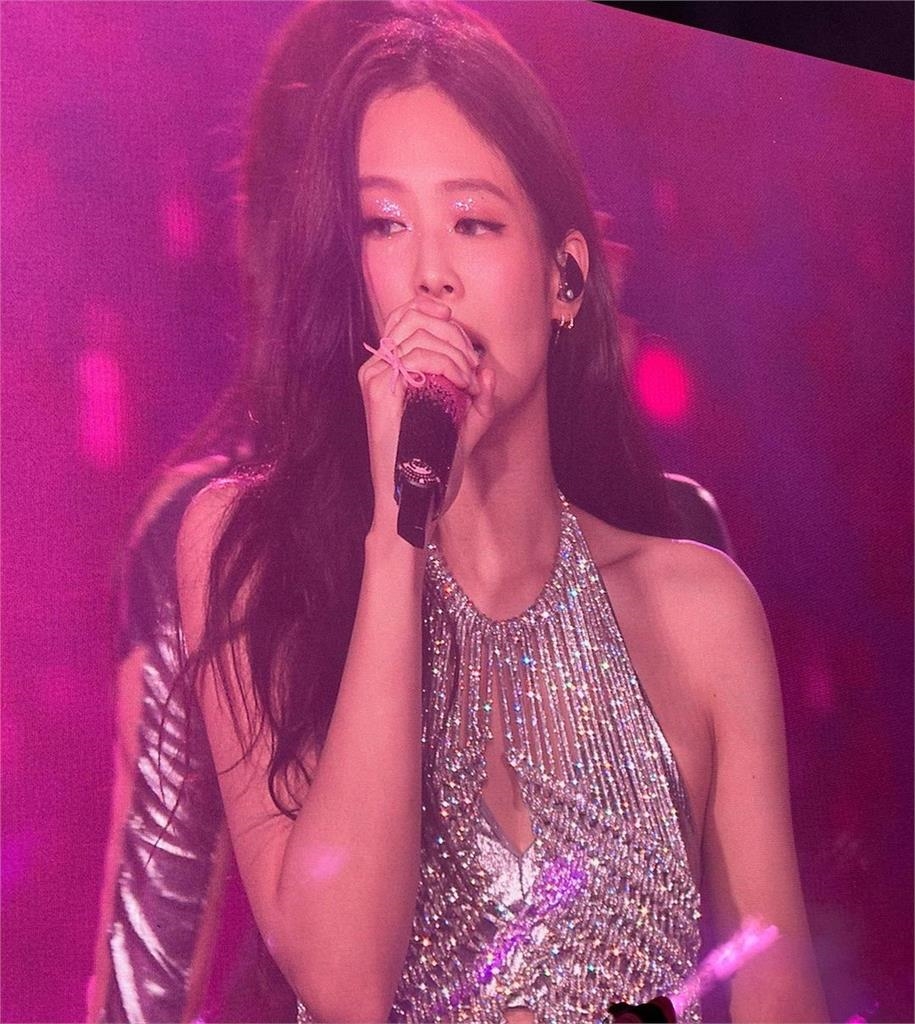Jennie「激辣舞台服」私照流出！短洋裝化身「粉紅芭比」美腿全現形｜四季線上4gTV