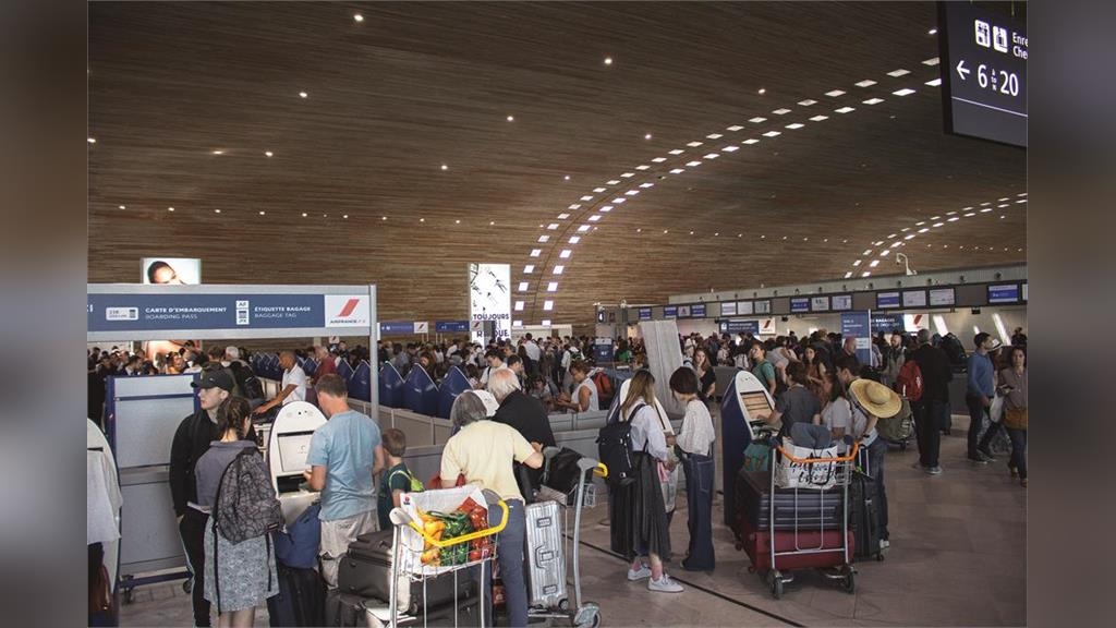 別為省錢害自己！搭機手提行李「1狀況」超NG 空姐無奈：愛莫能助｜四季線上4gTV