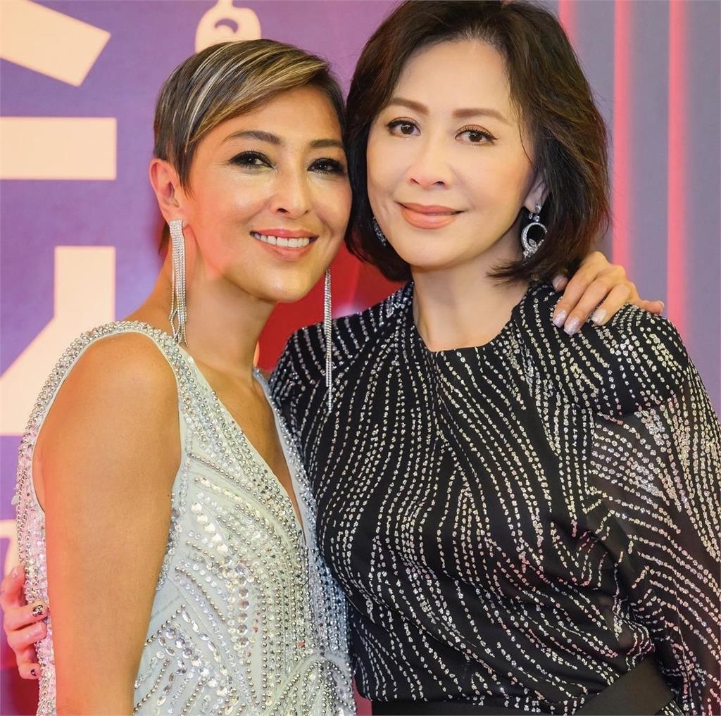 61歲梁朝偉遭女星當眾又親又抱！劉嘉玲不忍質問：為什麼夾我老公？｜四季線上4gTV