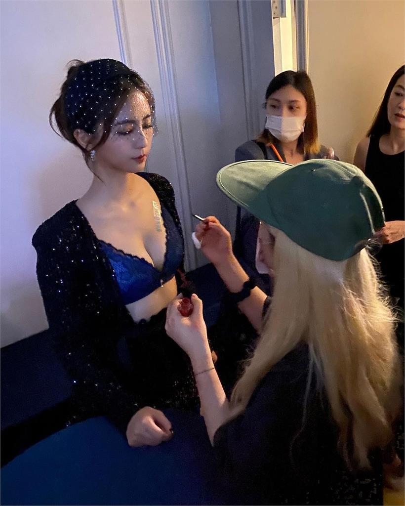 周曉涵穿「絕美星空藍」bra出場！罕曝後台照4字揭「內心戲」｜四季線上4gTV