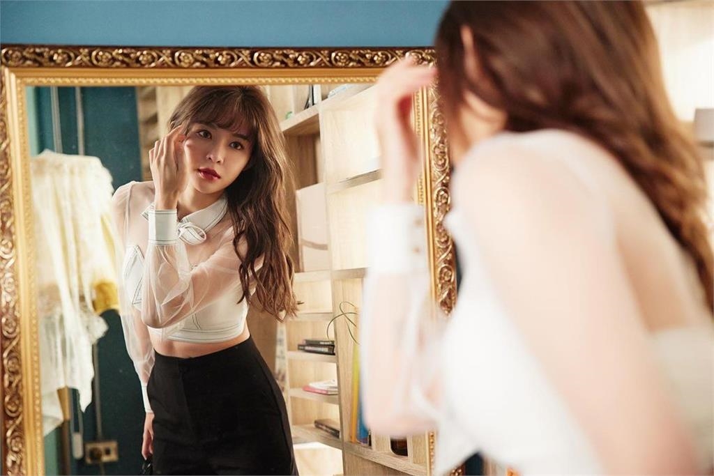 Yuri化身幹練OL！大紅唇+薄紗上衣「鏡中反射」激辣身材全透出｜四季線上4gTV