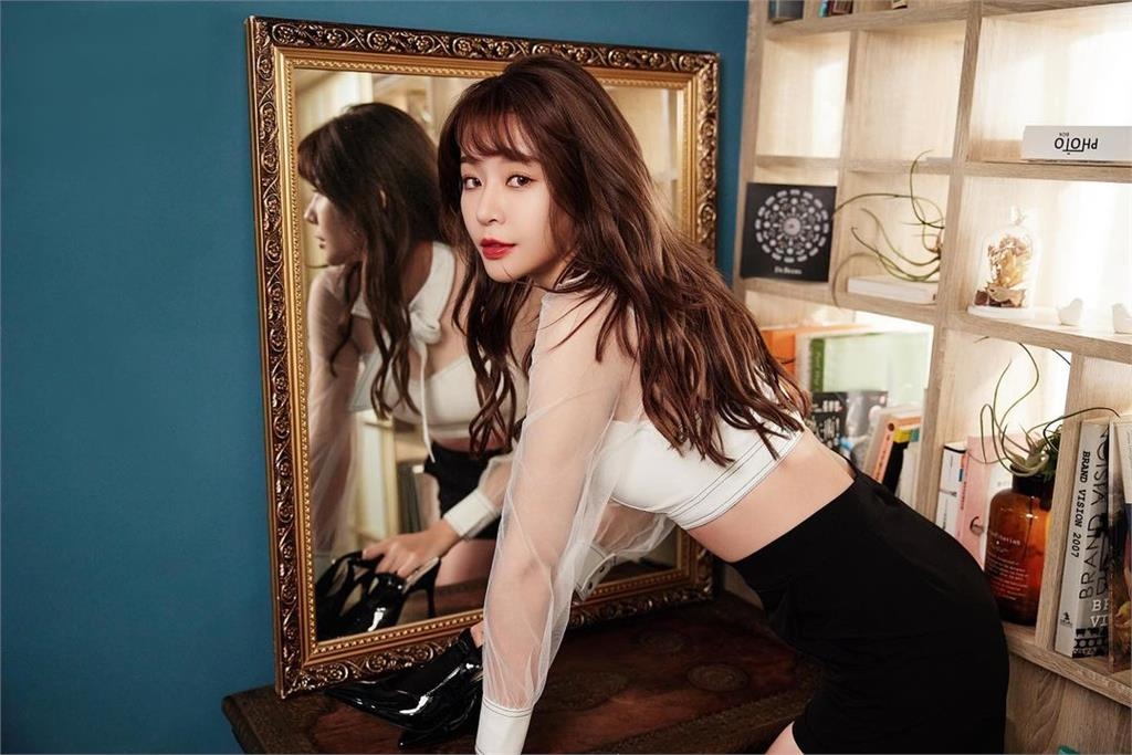 Yuri化身幹練OL！大紅唇+薄紗上衣「鏡中反射」激辣身材全透出｜四季線上4gTV