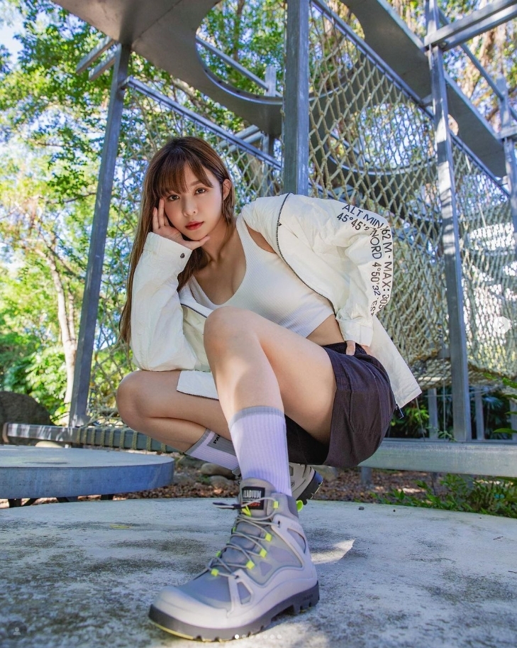 Yuri蹲地耍辣「超緊背心」勒出暴力曲線！一傾身「Q彈好料」險掉出｜四季線上4gTV