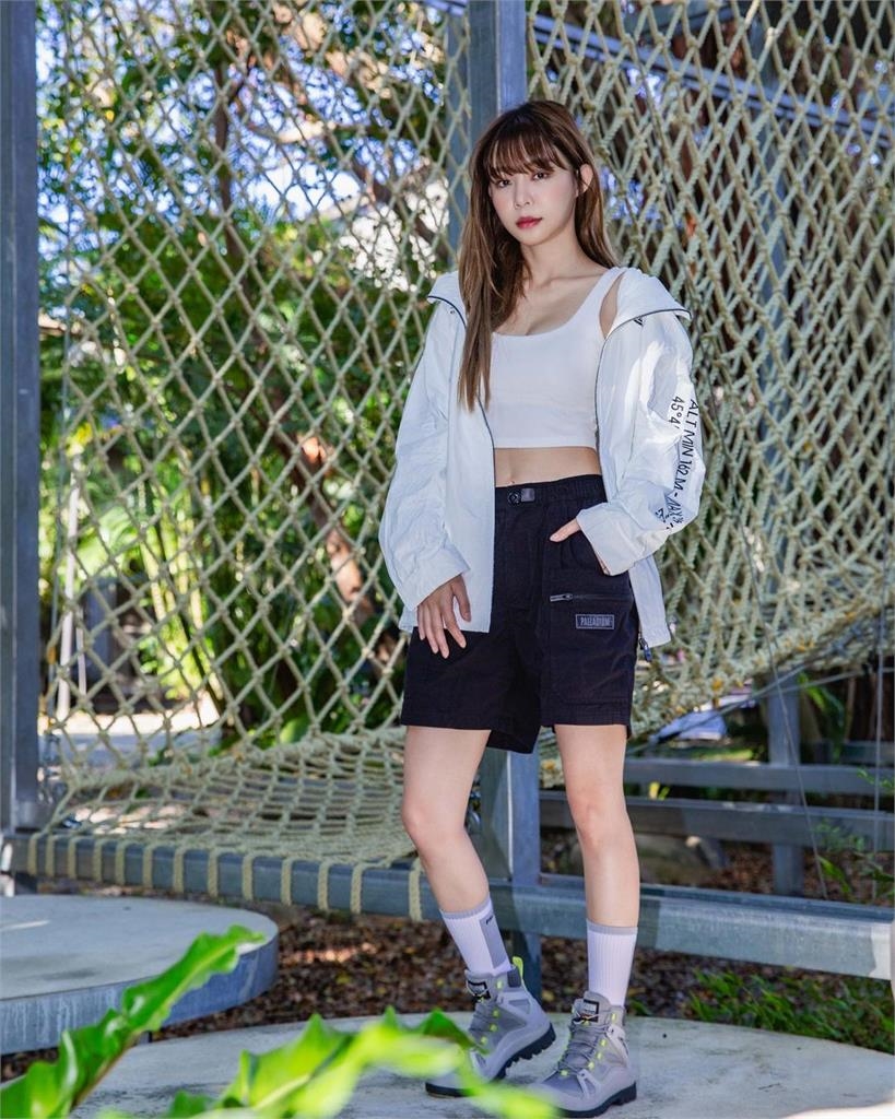 Yuri蹲地耍辣「超緊背心」勒出暴力曲線！一傾身「Q彈好料」險掉出｜四季線上4gTV