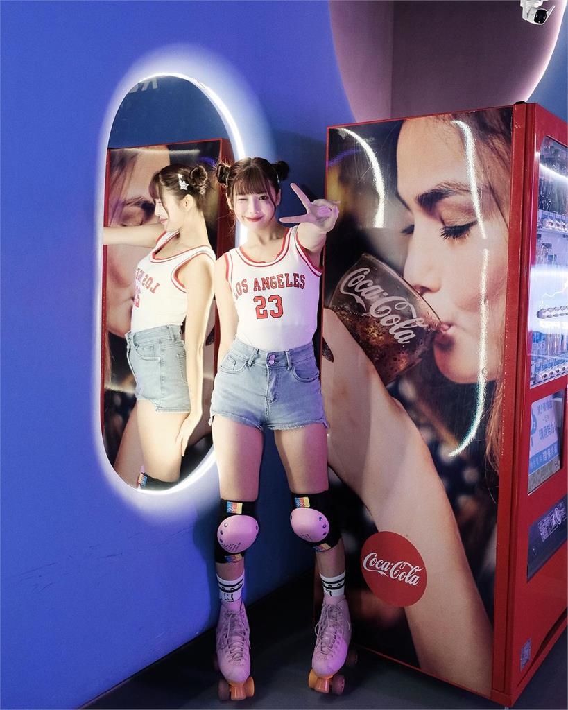 李恩菲溜直排輪1動作洩美腿！「Y2K造型」網暈了：春麗小菲｜四季線上4gTV