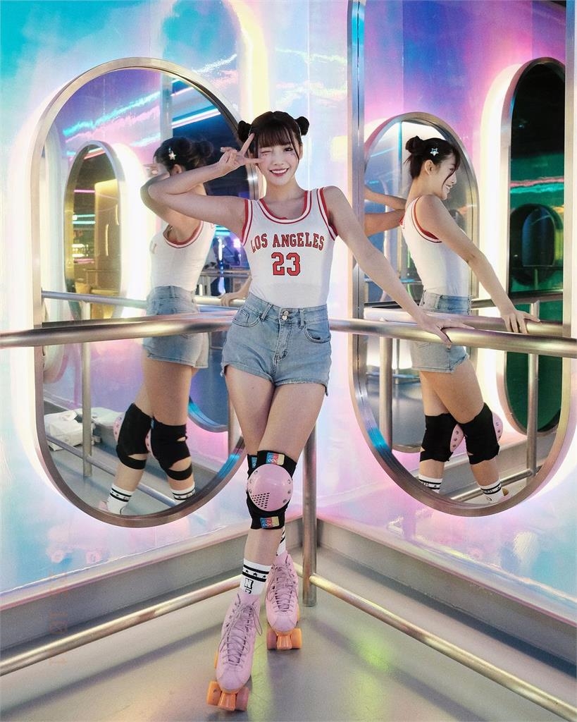 李恩菲溜直排輪1動作洩美腿！「Y2K造型」網暈了：春麗小菲｜四季線上4gTV