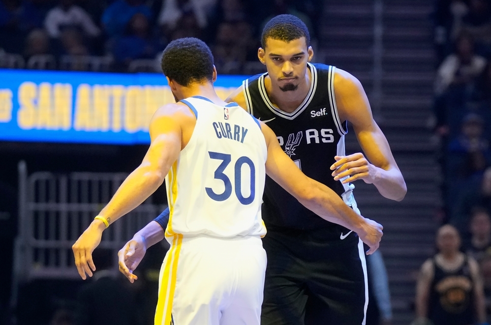 NBA／大哥來真的？柯瑞、文班亞馬「差36公分」跳球 威金斯偷笑被抓包｜四季線上4gTV