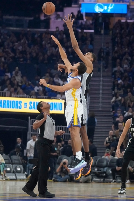 NBA／大哥來真的？柯瑞、文班亞馬「差36公分」跳球 威金斯偷笑被抓包｜四季線上4gTV