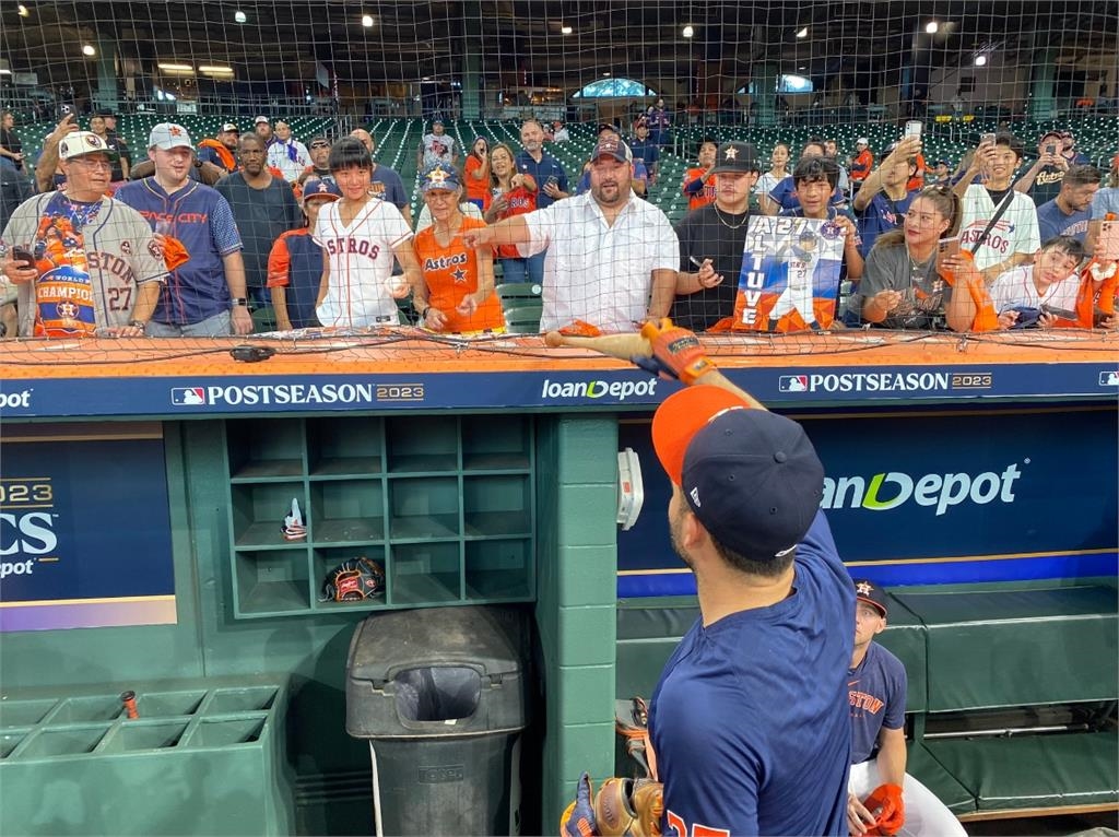 MLB／美夢成真！台灣女球迷幸運獲奧圖維贈送球棒 竟曾打過黑豹旗｜四季線上4gTV