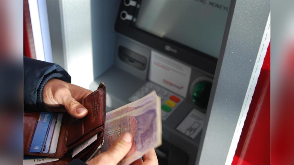 超商ATM提款「沒拿錢就走人」！大媽突喊「幫拿一下」她轉頭一看超毛｜四季線上4gTV