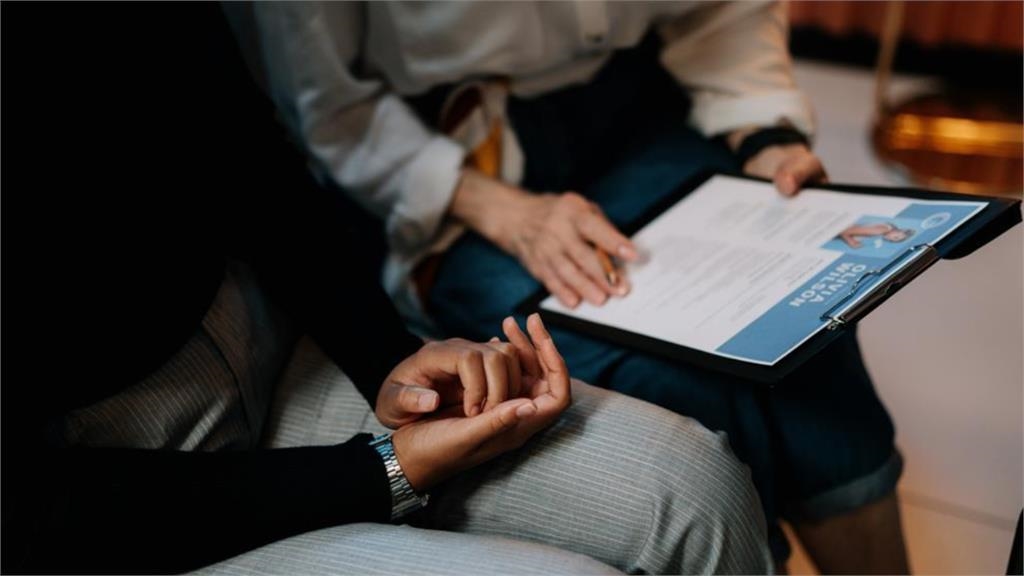 傳產男面試被問「每月加班40小時OK？」超懵 內行點1關鍵這樣回｜四季線上4gTV