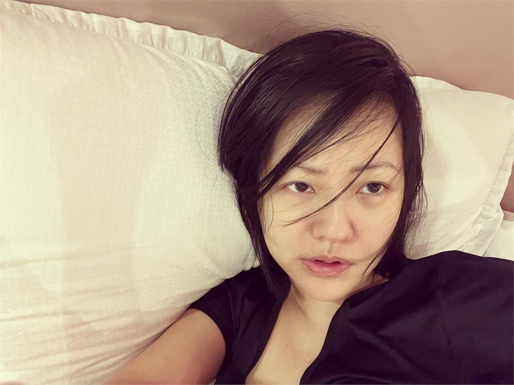 小S半夜睡不著「直接床上自拍素顏」！認1件事：被「它」逼的｜四季線上4gTV