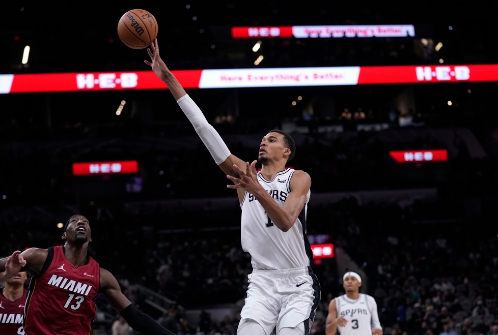 NBA／繳學費！哈登「連2場戲耍」文班亞馬嗨翻球迷：歡迎來到NBA！｜四季線上4gTV