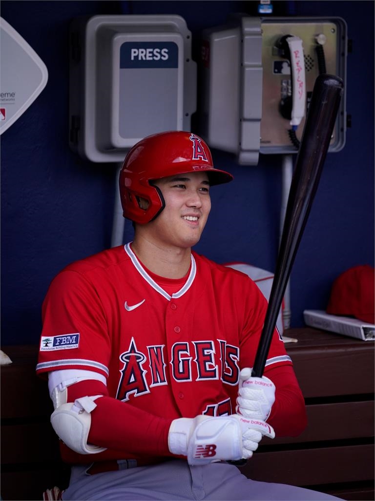 MLB／受訪被黑貓闖入！大谷翔平秒爆「娃娃音」 14秒少女心撸貓影片瘋傳｜四季線上4gTV