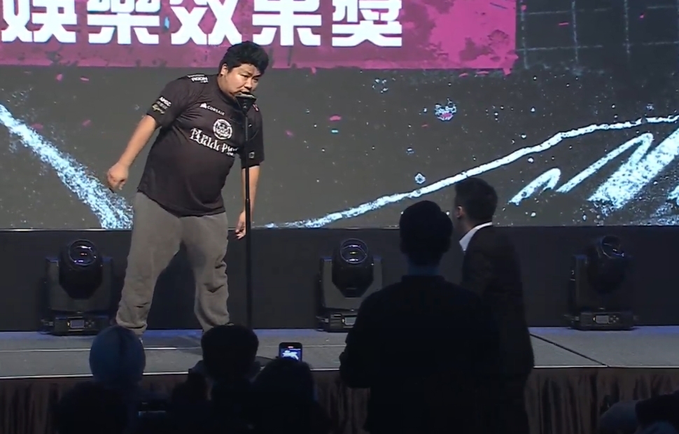 電競大賞失控！統神衝上台怒噴Toyz「販毒狗」現場一度安靜30秒｜四季線上4gTV