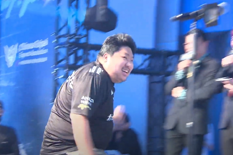 電競大賞失控！統神衝上台怒噴Toyz「販毒狗」現場一度安靜30秒｜四季線上4gTV