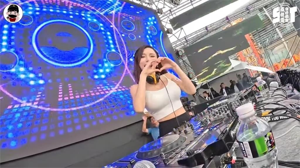 最嗨廟會！千萬級美女DJ藍星蕾蒞臨桃園 舞台狂甩「原味衣」引眾瘋搶｜四季線上4gTV