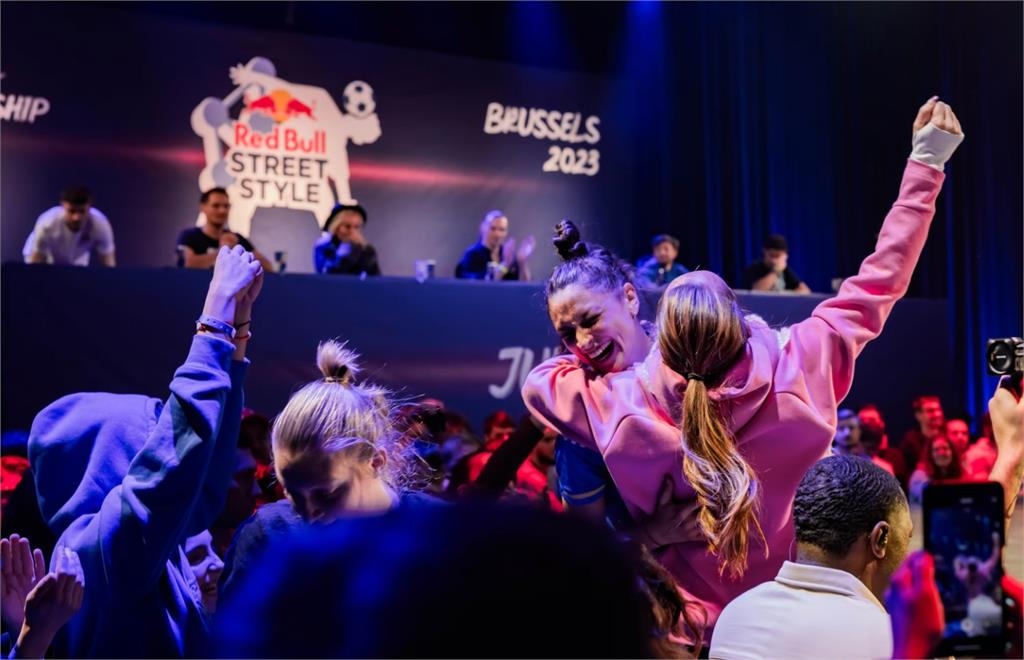 彷彿多一顆球的街舞 花式足球賽一對一PK大秀足下神技｜四季線上4gTV