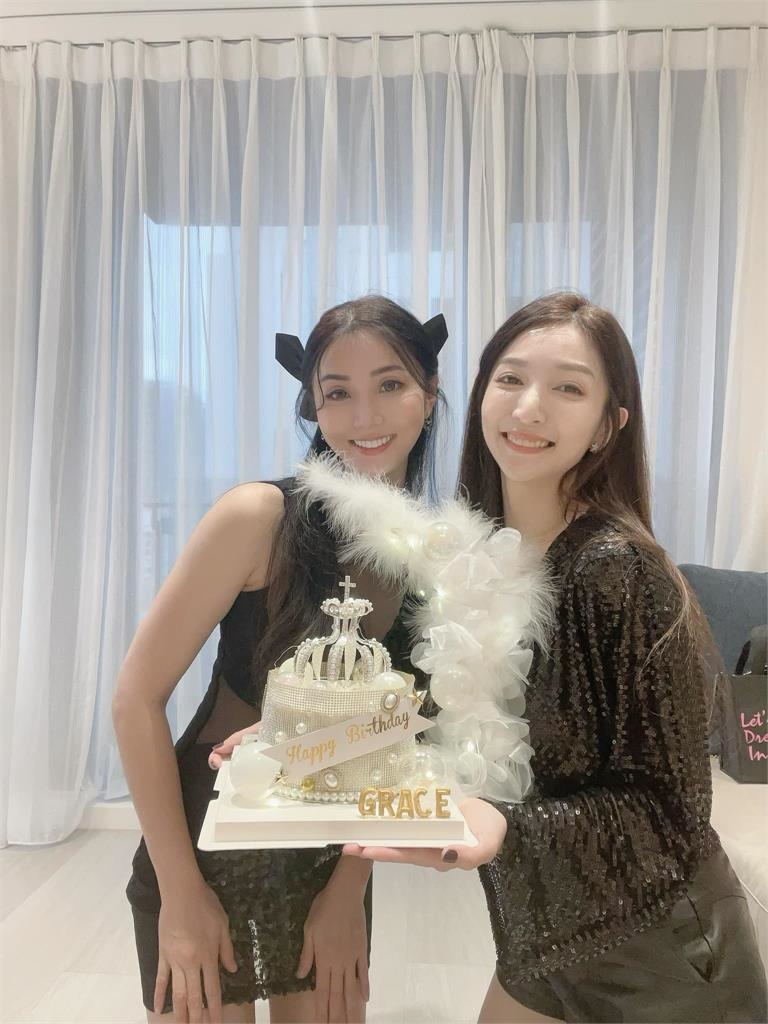 阿翔辣妻開趴秀PR99身材！撩人坐姿「雪白部位險走光」急遮1點嚇壞網｜四季線上4gTV