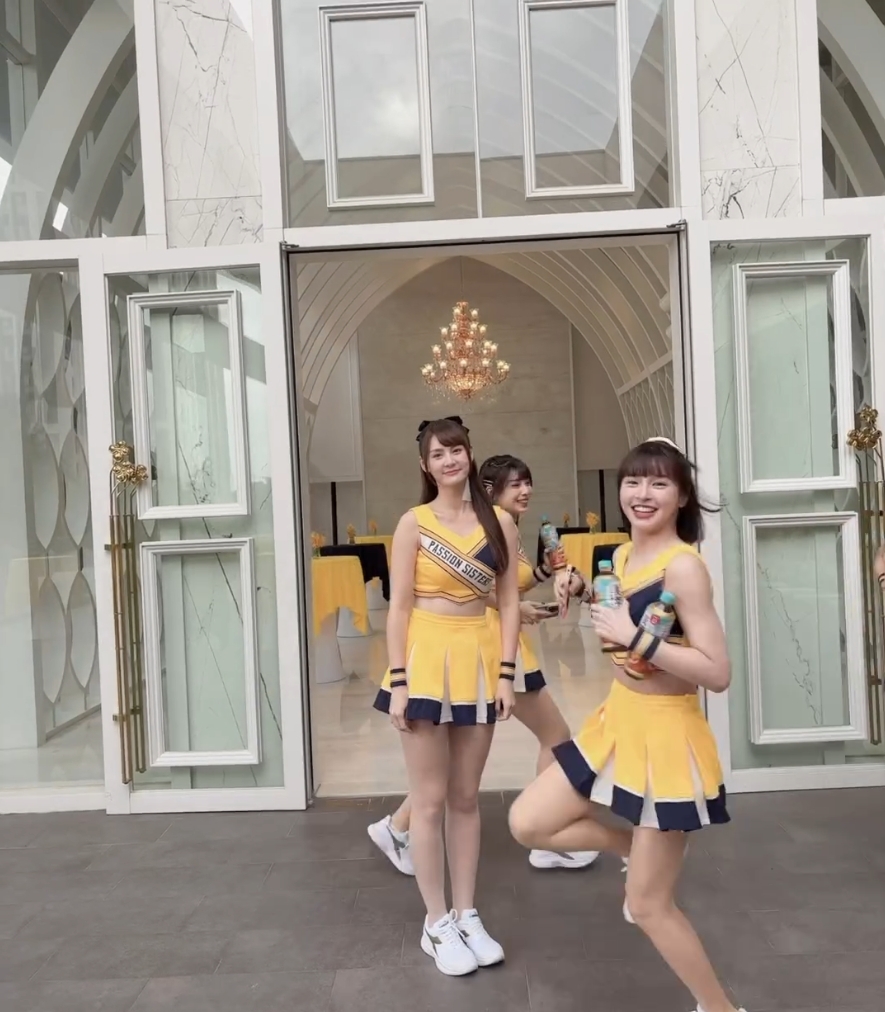 短今拍網美照「峮峮調皮亂入」！PS女孩「群魔亂舞」超Q片曝光｜四季線上4gTV