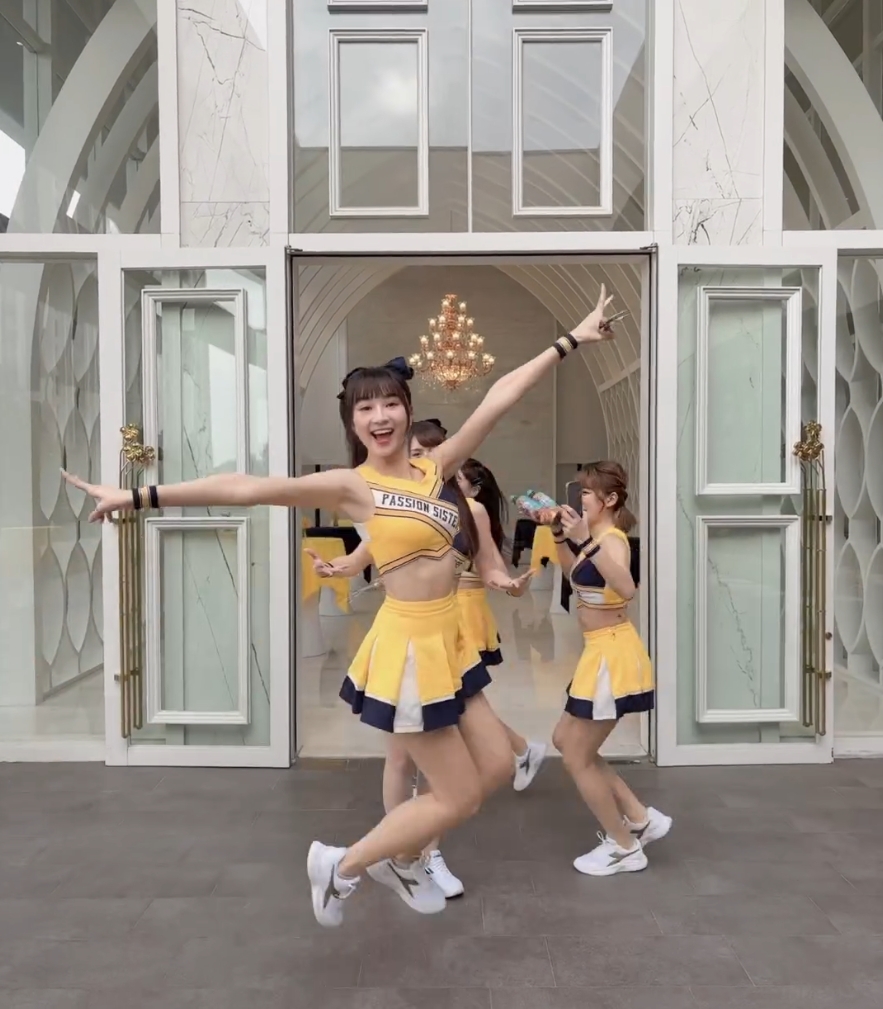 短今拍網美照「峮峮調皮亂入」！PS女孩「群魔亂舞」超Q片曝光｜四季線上4gTV