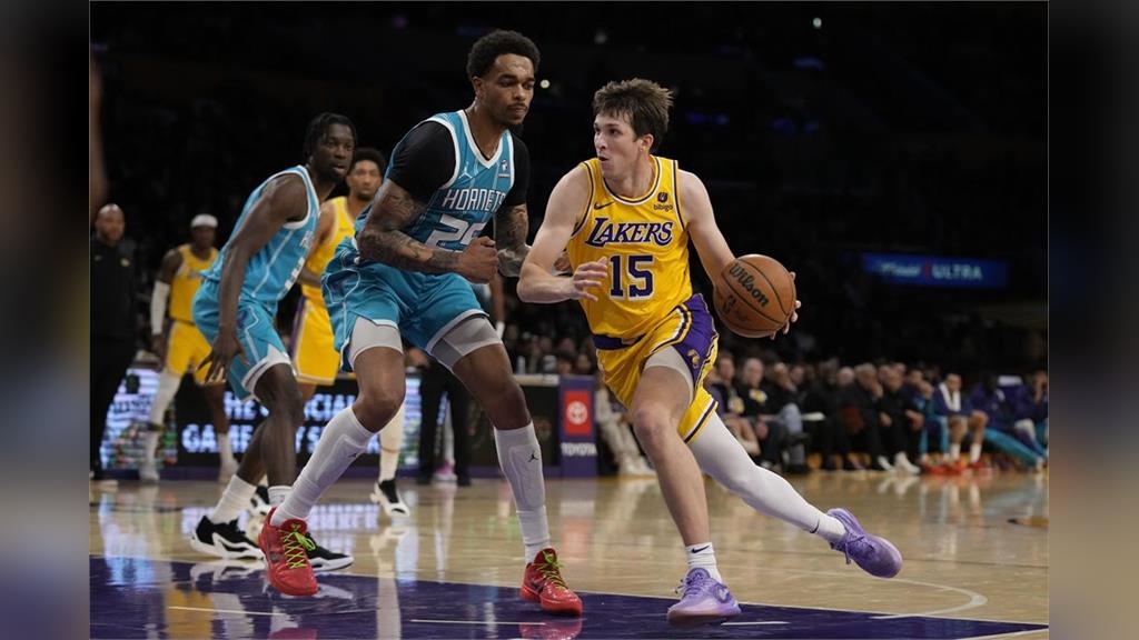 NBA／「鄉村曼巴」1神招戲耍對手上籃！LBJ、AD嗨炸板凳夢幻同步｜四季線上4gTV