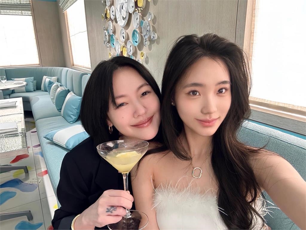 小S豁出去了！露極細美腿對決「女兒Lily香肩」合照曝光網驚：這姊妹吧｜四季線上4gTV