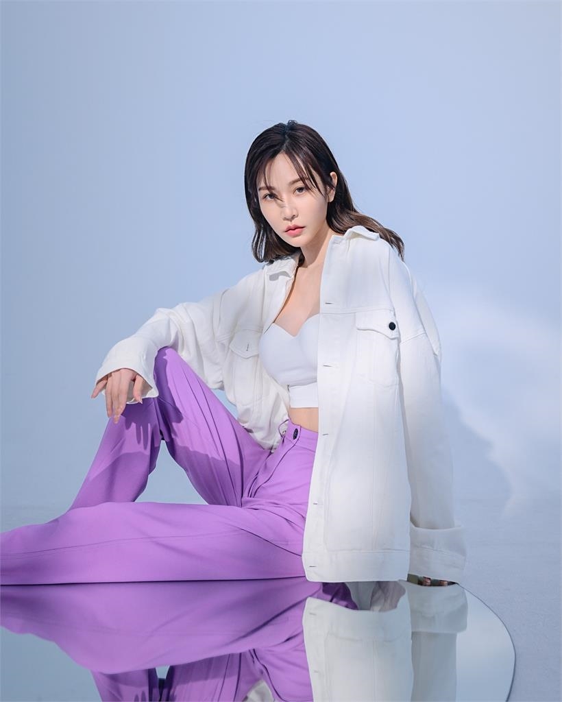 曾莞婷「外套大開」深V背心扛不住！辣洩「超兇曲線」萬人瘋看：夠壞｜四季線上4gTV