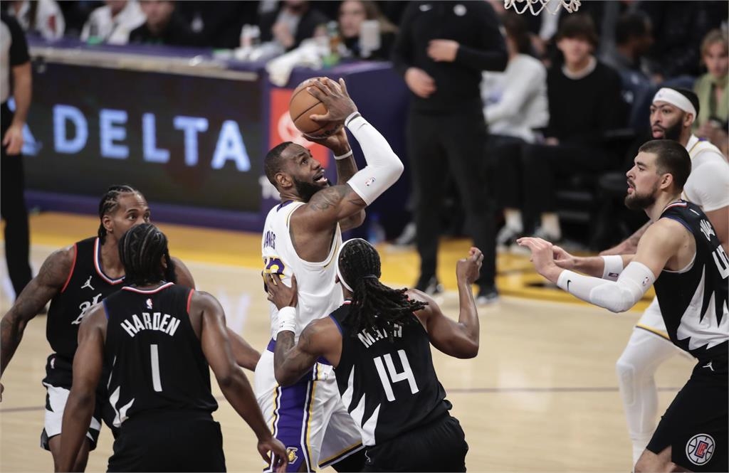 NBA／詹皇「戰斧式隔扣PG」堪稱世紀之灌！哈登「大眼圓睜」迷因瘋傳｜四季線上4gTV