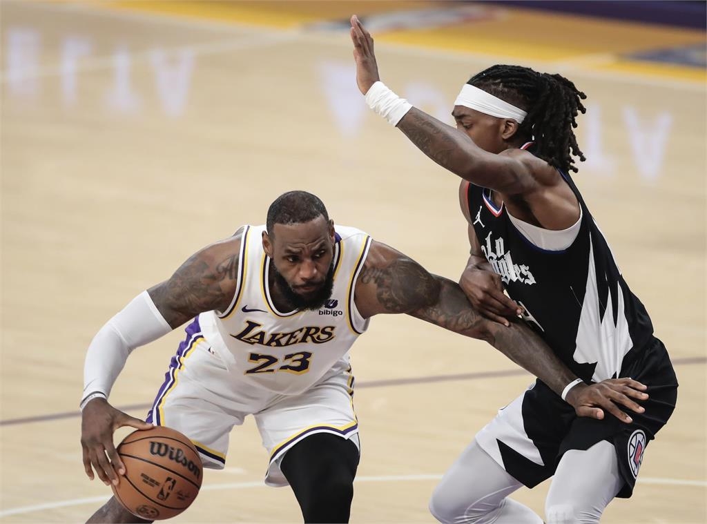 NBA／詹皇「戰斧式隔扣PG」堪稱世紀之灌！哈登「大眼圓睜」迷因瘋傳｜四季線上4gTV