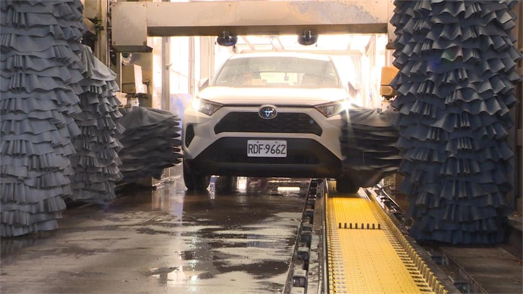 「頂級千萬豪車」到加油站洗車！他抬頭看是「RR」網嚇瘋：員工壓力超大｜四季線上4gTV