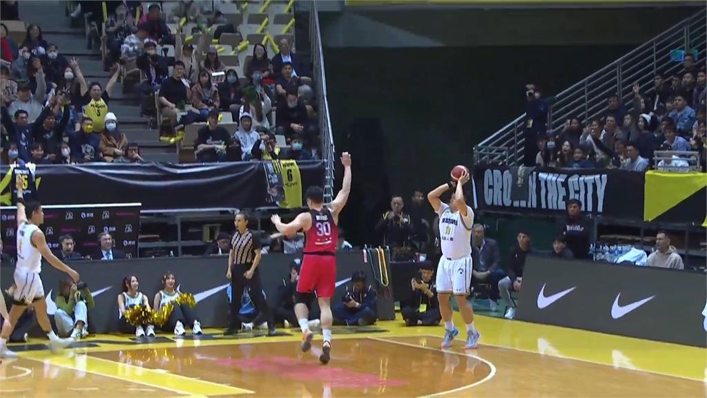 賞一記麻辣鍋！PLG國王「130公斤坦克」擋下NBA榜眼 王柏智猛開砲飆三分｜四季線上4gTV