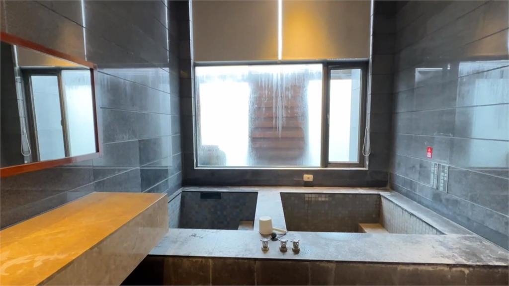 周子瑜與閨蜜Elike泡關子嶺溫泉 興奮打水仗 泳裝照小露性感｜四季線上4gTV