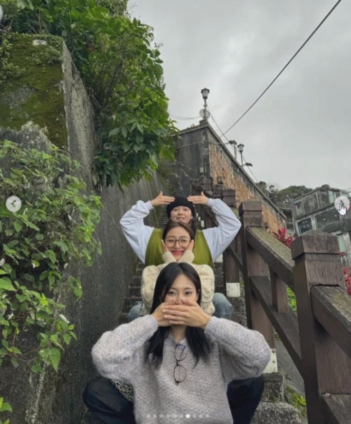 周子瑜與閨蜜Elike泡關子嶺溫泉 興奮打水仗 泳裝照小露性感｜四季線上4gTV