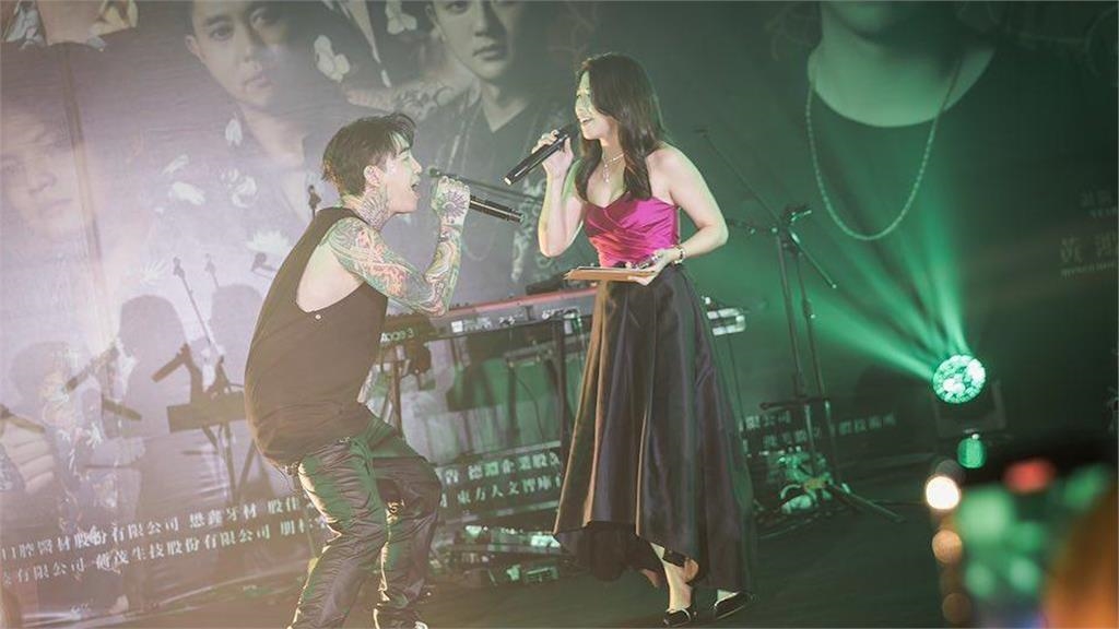 謝和弦尾牙突Cue女主持合唱 「一開口驚呆了」網圈粉喊：原地出道了｜四季線上4gTV