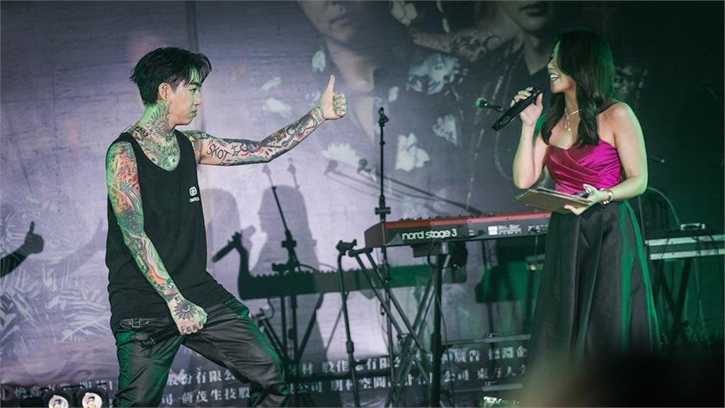 謝和弦尾牙突Cue女主持合唱 「一開口驚呆了」網圈粉喊：原地出道了｜四季線上4gTV