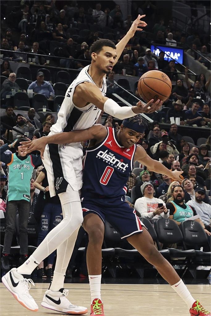 NBA／拋投也沒用！文班亞馬「進撃の臂展」太犯規 他震驚：算火鍋還抄截？｜四季線上4gTV