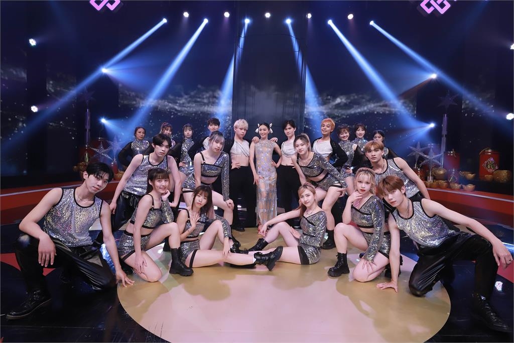 400公斤「活人不倒翁」！侯怡君360度全場滾一圈展現秀出超猛核心與腰力｜四季線上4gTV