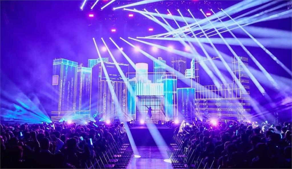 怪物新人Ado首登台嘶吼「103分鐘」！她曝「行程」嗨翻北流5千人｜四季線上4gTV