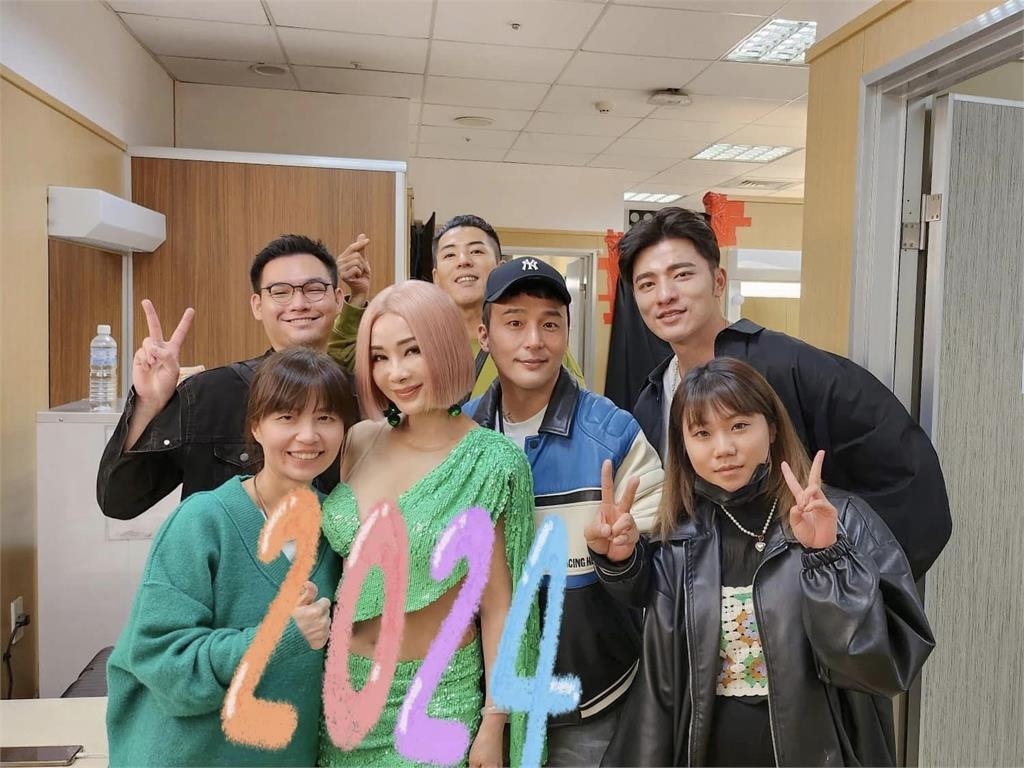 67歲陳美鳳過年戰袍曝光！深V禮服「上下齊開」 挑戰火辣尺度天花板｜四季線上4gTV