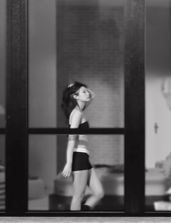 Jennie再化身「CK超人」！辣穿內在美「落地窗熱舞」撩人曲線全外洩｜四季線上4gTV