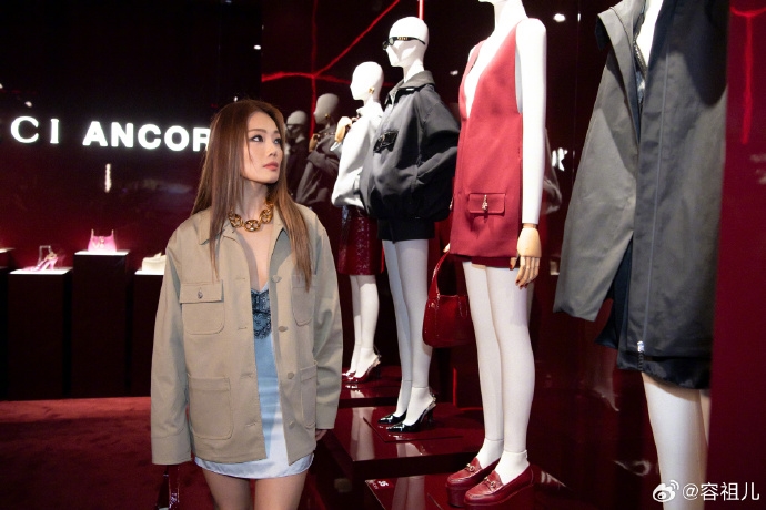 43歲容祖兒包緊緊暗藏「絕頂身材」！羞露逆天美腿網嗨喊：外套脫掉｜四季線上4gTV