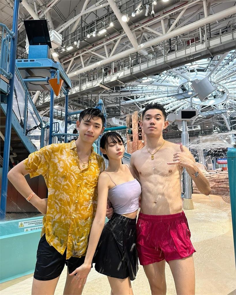 水上樂園細腰正妹「全濕泳裝緊貼」竟是真人娜美！「娃娃臉蛋被沖歪」網猛截圖：不行｜四季線上4gTV