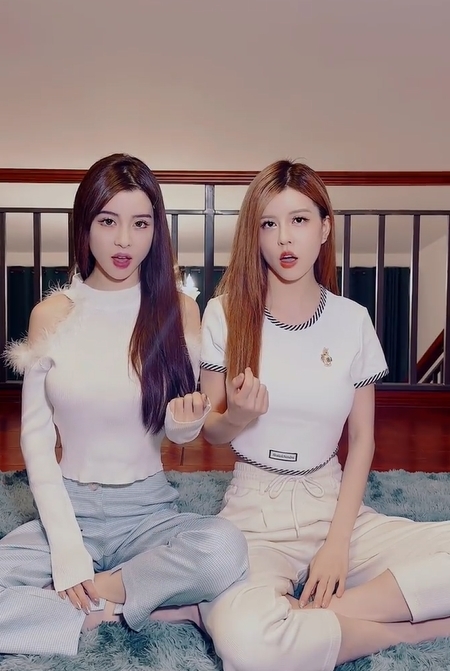 By2生日合體「雙胞胎長不像」差很大！「妹妹嚴重失真」網震撼：確定是本人嗎？｜四季線上4gTV