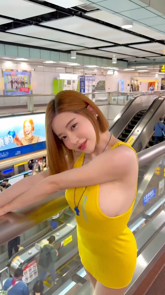 DJ SODA現蹤台北捷運站！激短洋裝「側邊大挖空」狂暴蹦跳曝1喜訊｜四季線上4gTV